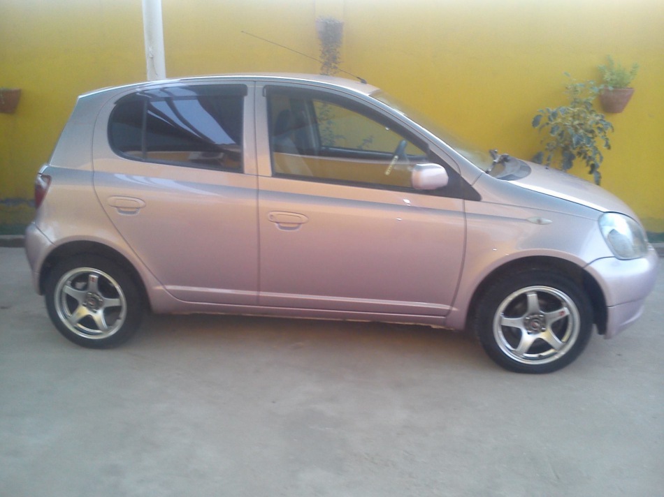Toyota Vitz 2000 - Angocarro