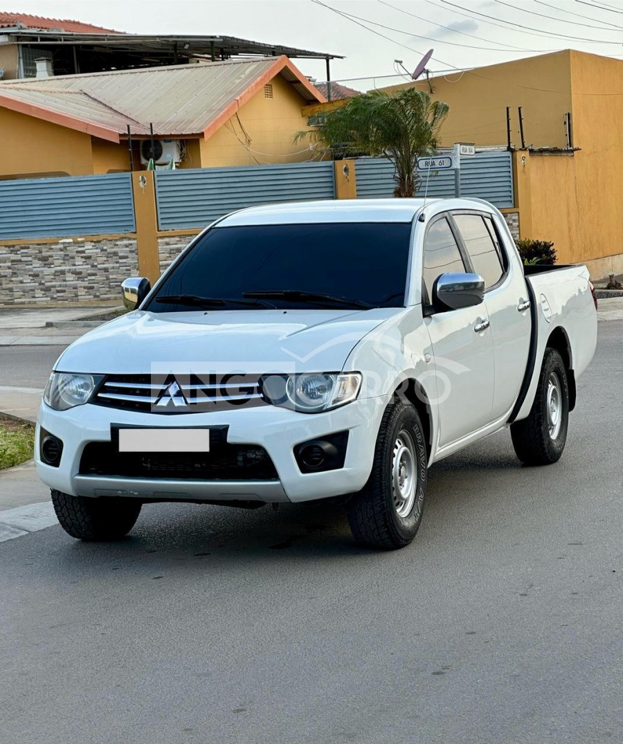 Mitsubishi L200 2014 (Gasolina) - Angocarro