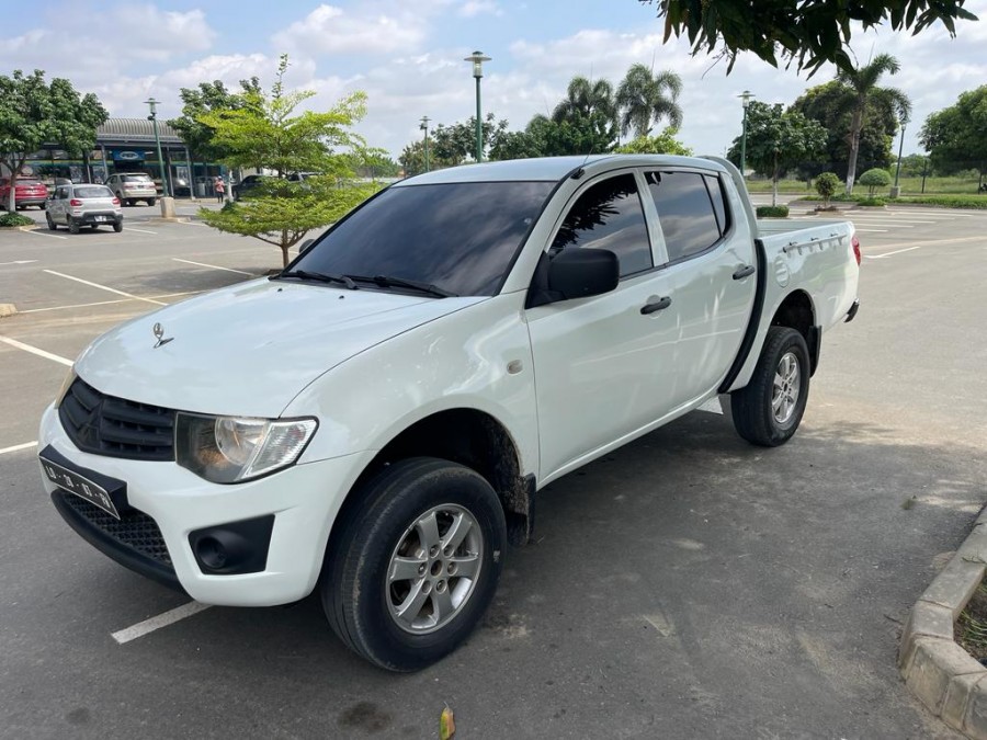 Mitsubishi L200 2015 (Gasolina) - Angocarro