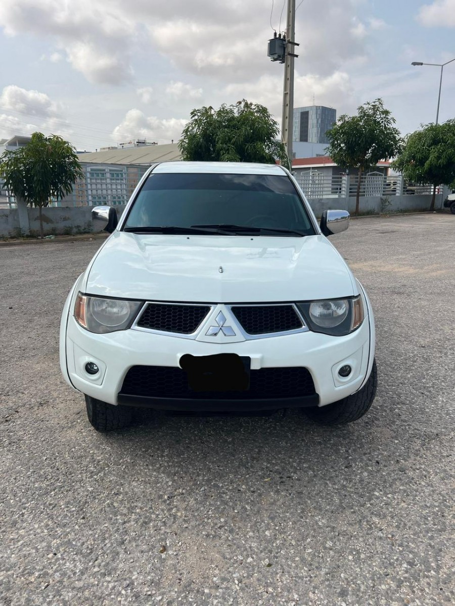 Mitsubishi L200 2015 (Gasolina) - Angocarro