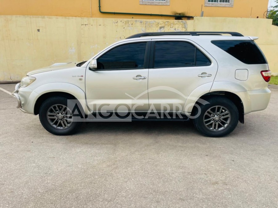 Toyota Fortuner 2010 (Diesel) - Angocarro