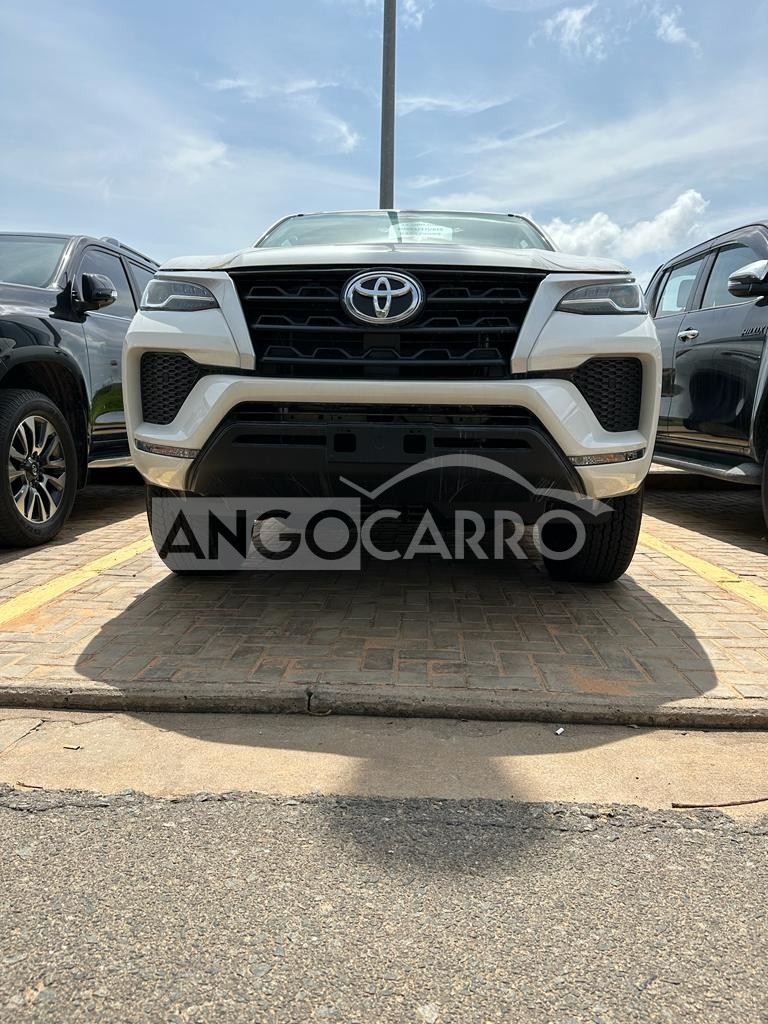 Toyota Fortuner 2023 (Gasolina) - Angocarro