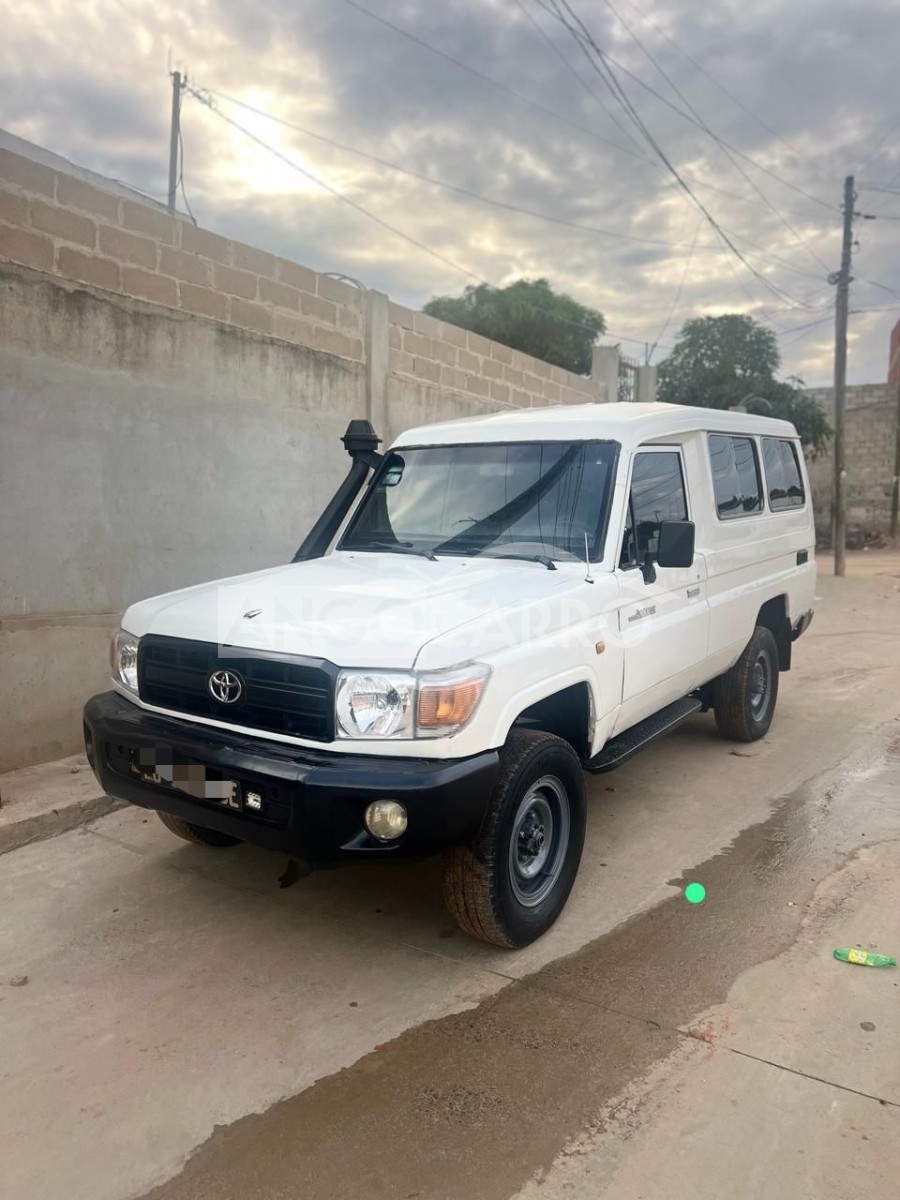 Toyota HZ 2012 (Diesel) - Angocarro
